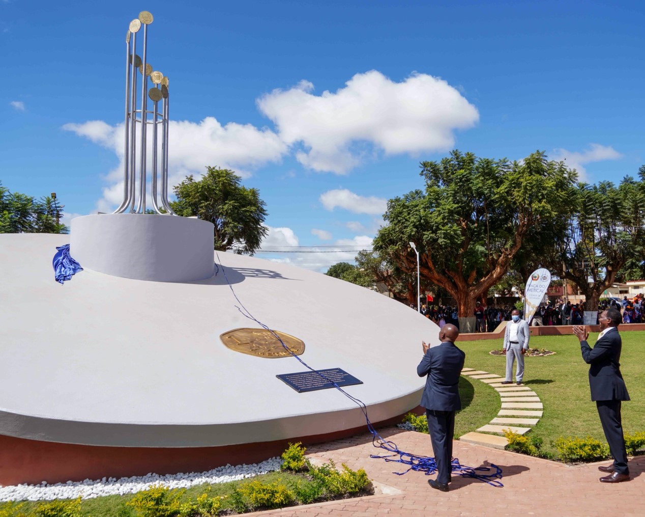 GOVERNADOR ZANDAMELA TESTEMUNHA A INAUGURAÇÃO DA PRAÇA DO METICAL EM ...